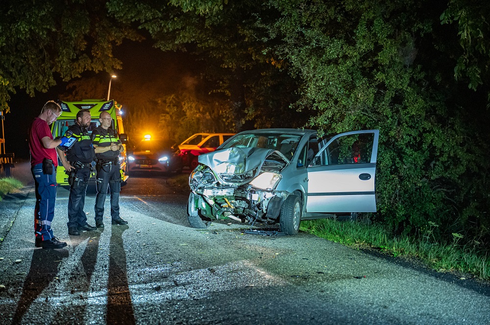 Automobilist (18) botst tegen boom en wordt aangehouden voor rijden onder invloed - 112 Nederland