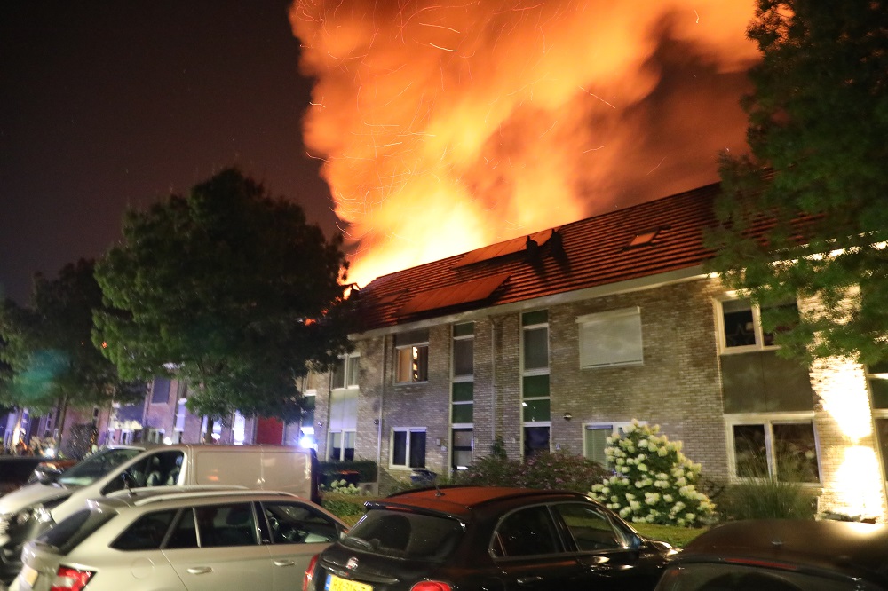Grote brand verwoest schuurtjes achter woningen - 112 Nederland