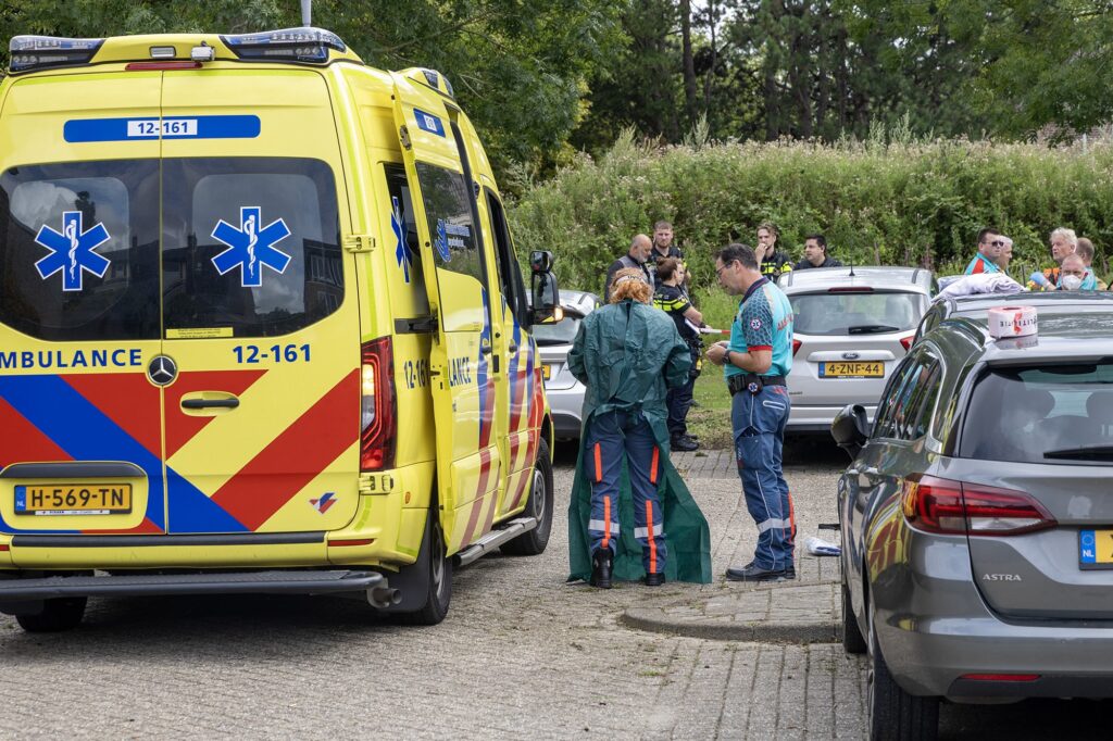 Meerdere personen onwel in woning, omgeving ruim afgezet - 112 Nederland
