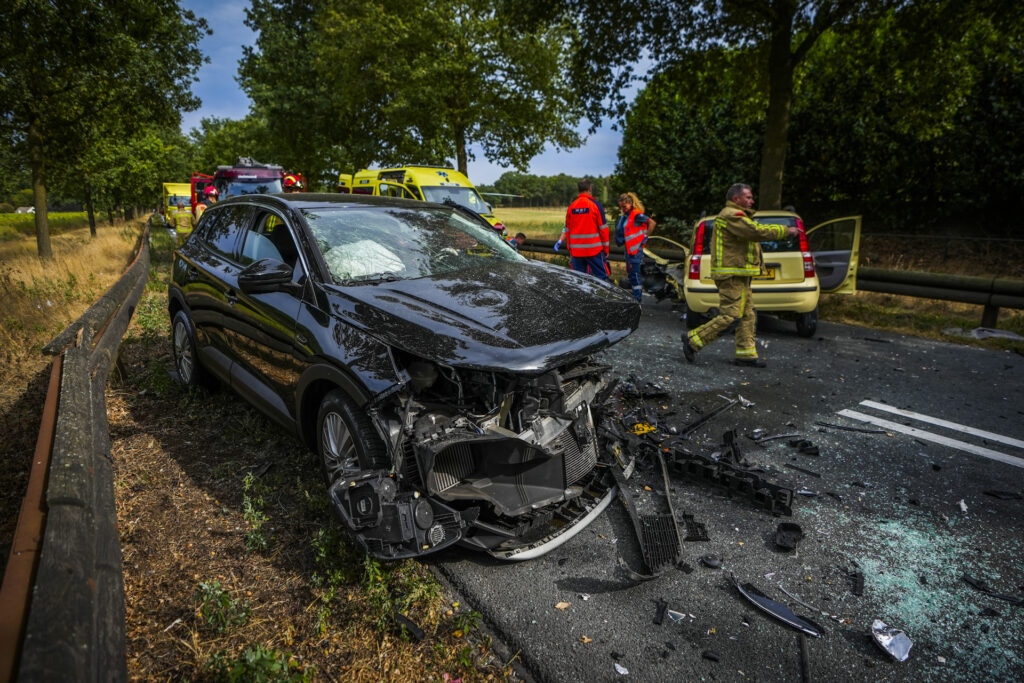 Dode bij frontale botsing op provinciale weg - 112 Nederland