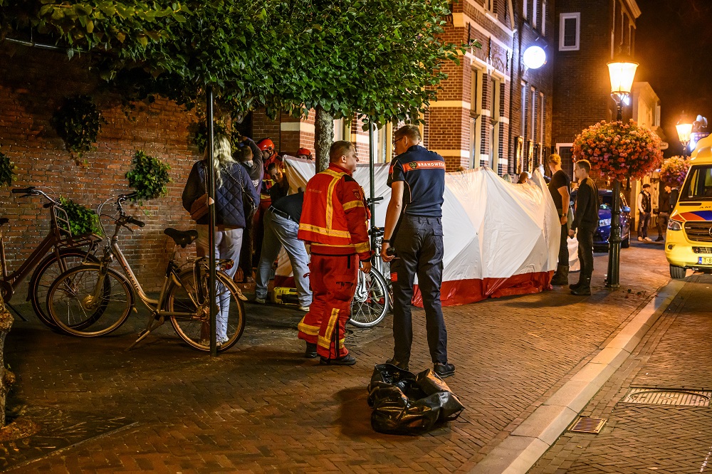 Jongen gespiesd aan hek, brandweer bevrijdt hem - 112 Nederland