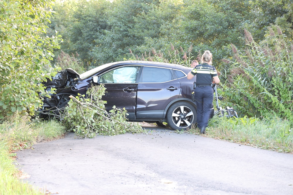Auto botst tegen boom, bestuurder gevlucht - 112 Nederland