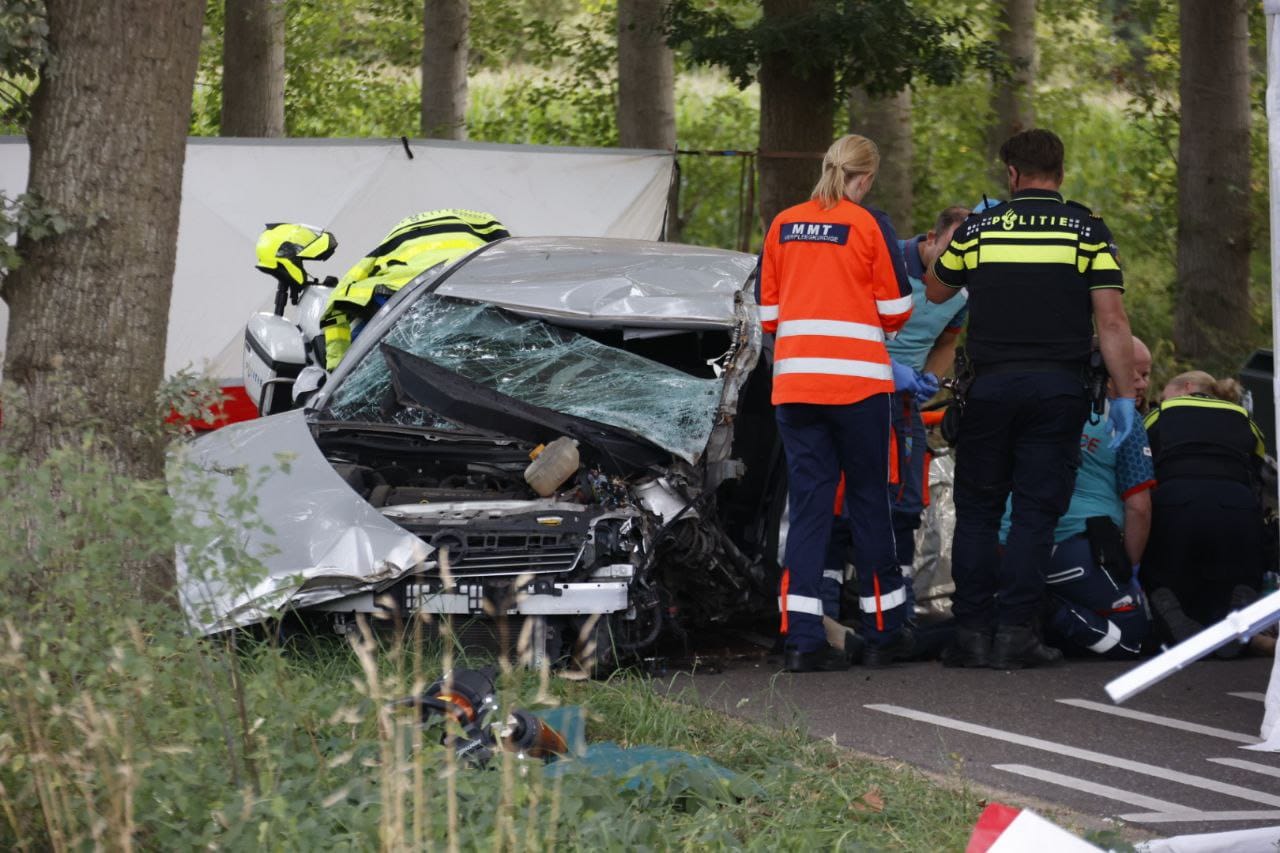Automobilist overleden door botsing tegen boom - 112 Nederland