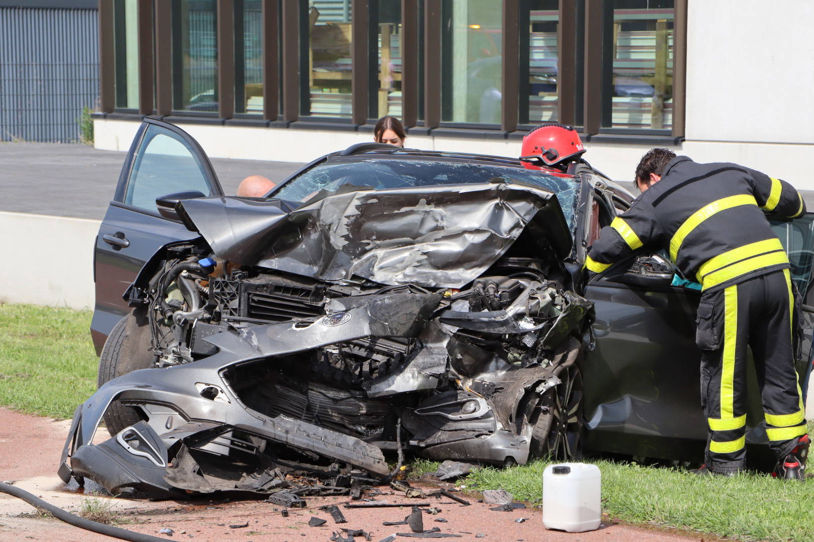 Dode bij frontale botsing, weg afgesloten voor onderzoek - 112 Nederland