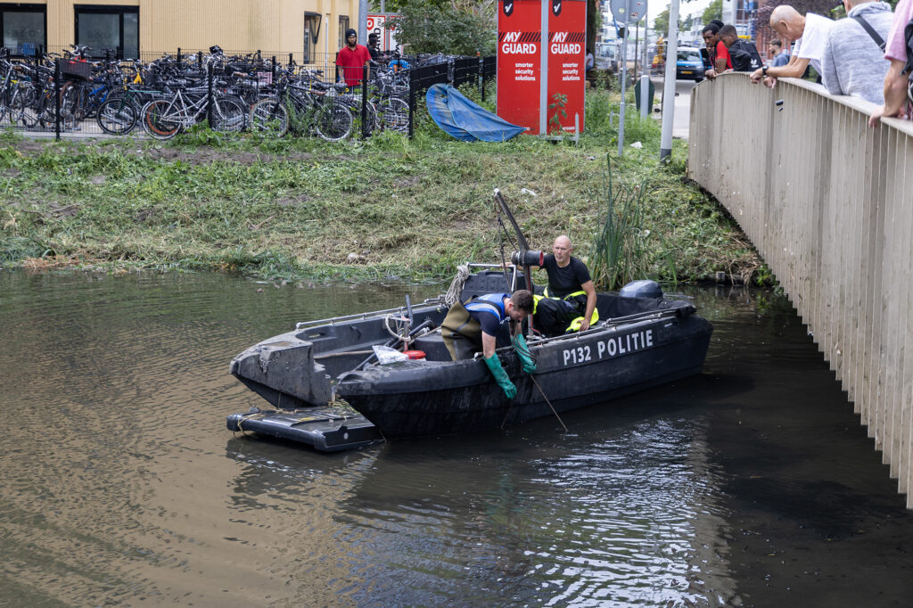 Mes gevonden in water naast AZC waar verdachte van moord op Lisa ...