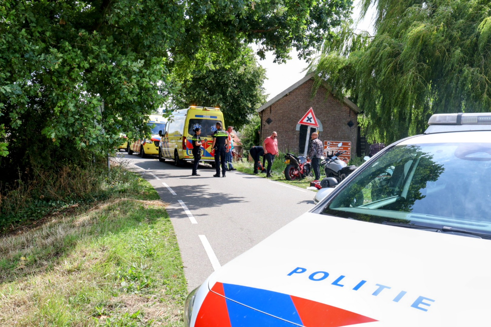 Motorrijder en voetgangers in botsing: drie gewonden naar ziekenhuis - 112 Nederland