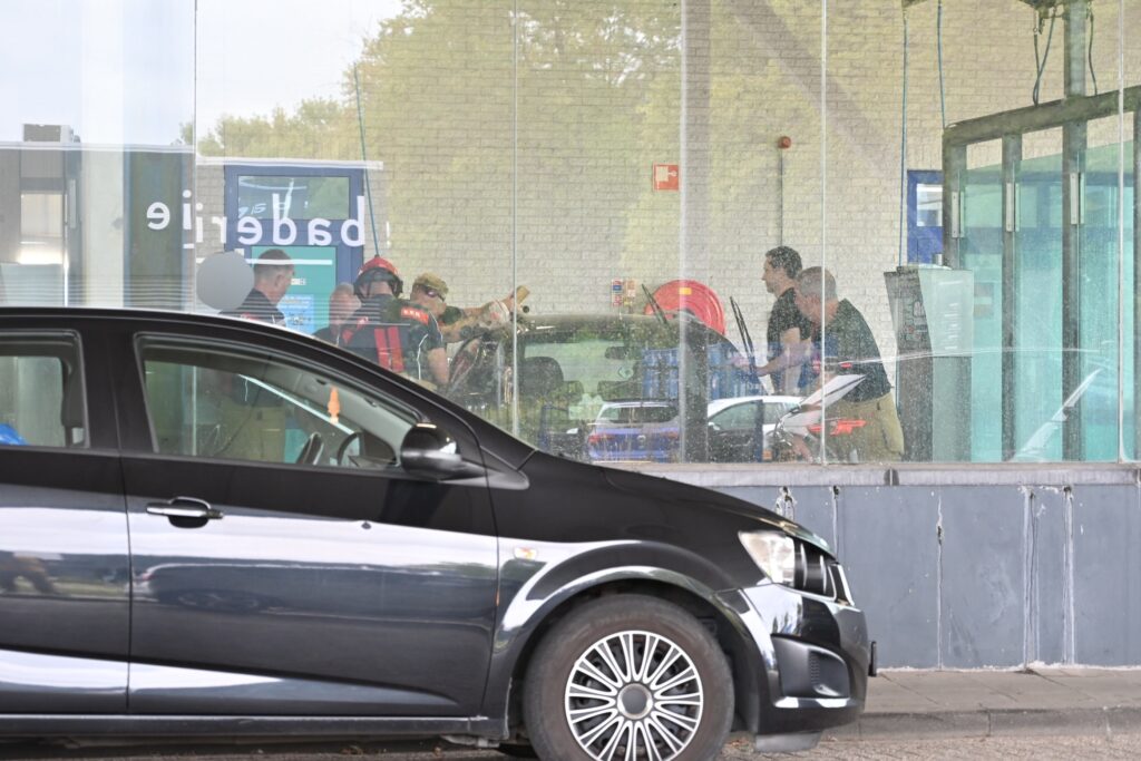 Auto valt in het slot terwijl baby er nog in zit - 112 Nederland