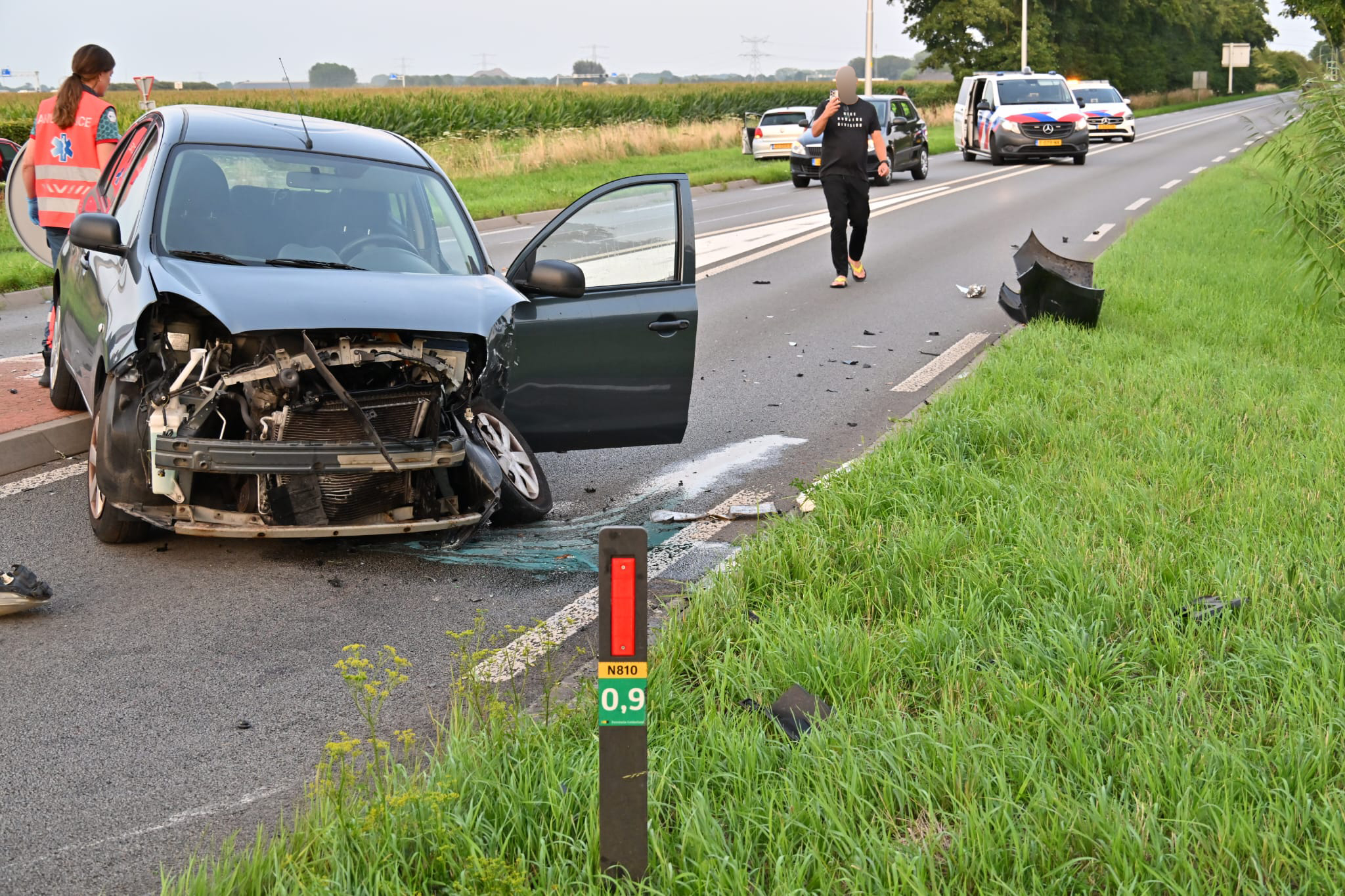 Weg bezaaid met brokstukken door botsing tussen twee auto’s - 112 Nederland