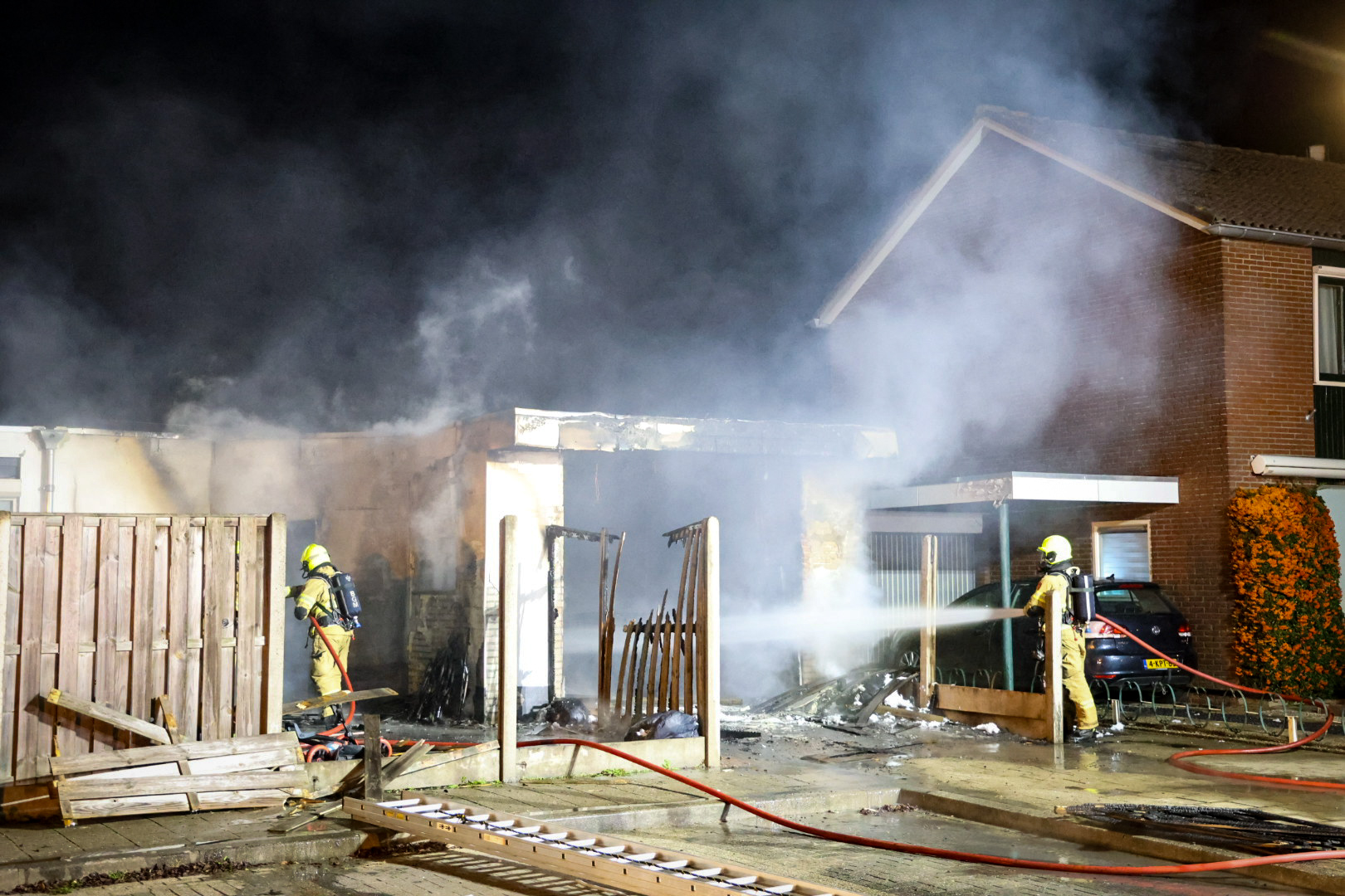 Uitslaande brand verwoest schuur, 15 gasflessen naar buiten gehaald - 112 Nederland