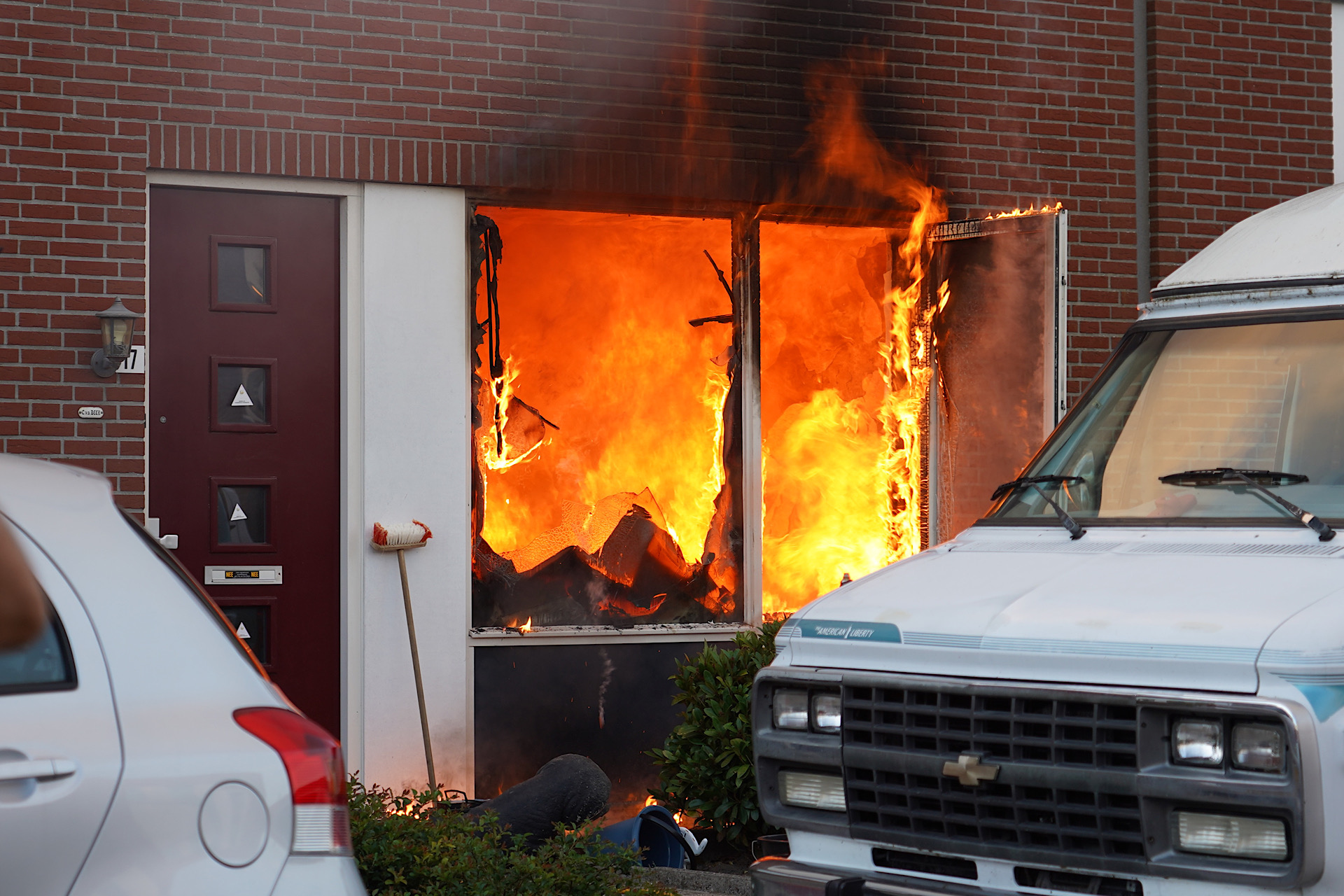 Uitslaande brand verwoest woning, naastgelegen huizen ontruimd - 112 ...