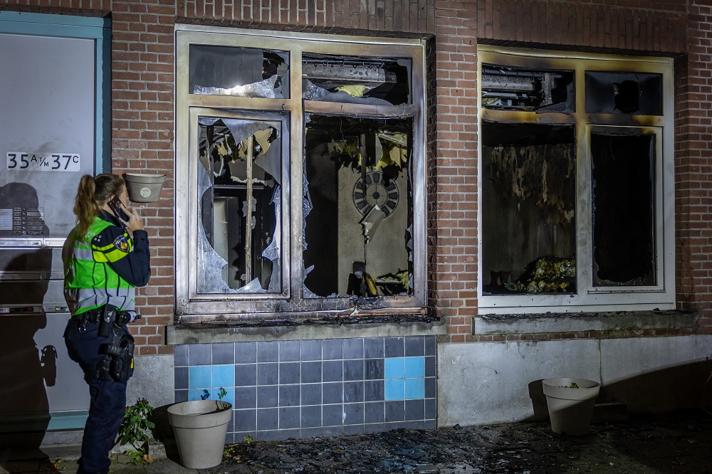 Woning uitgebrand na explosie, vrouw gewond - 112 Nederland