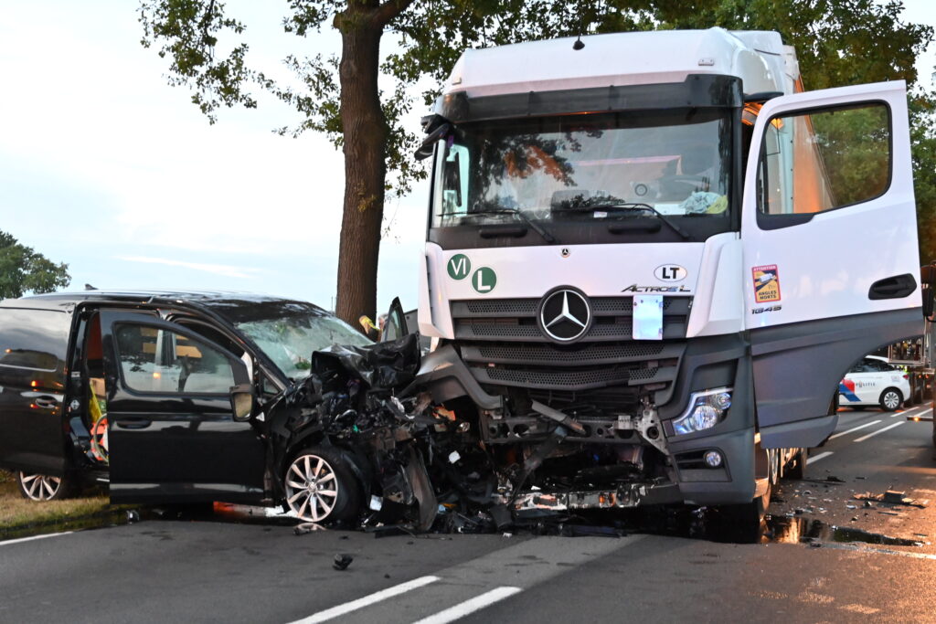 Dode na frontale botsing met vrachtwagen - 112 Nederland
