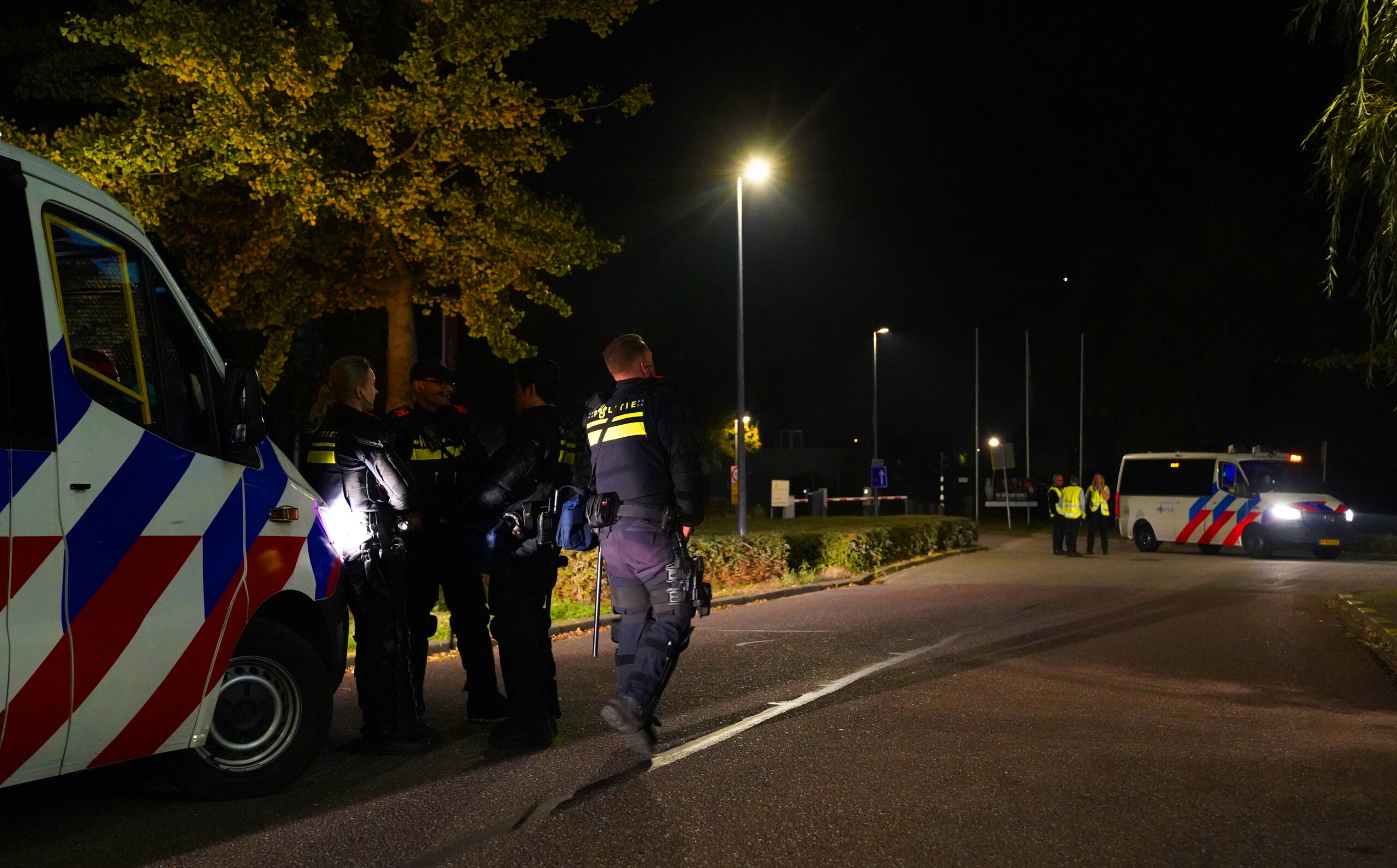 Politie massaal op de been na dreiging over bestorming azc - 112 Nederland