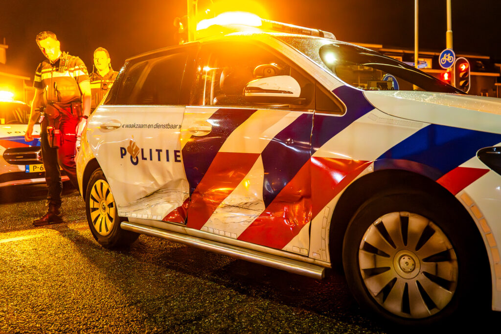 Auto botst vol tegen zijkant politieauto die aangehouden man vervoert - 112 Nederland