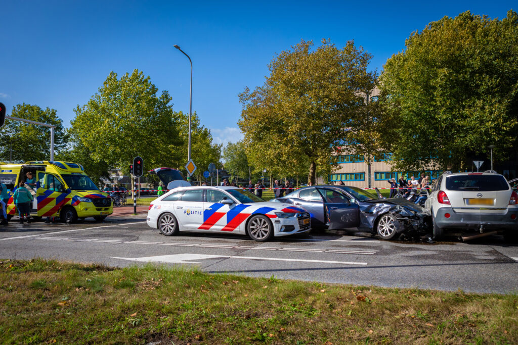 Baby een van de zes gewonden bij ernstig ongeluk, bestuurder zit vast ...