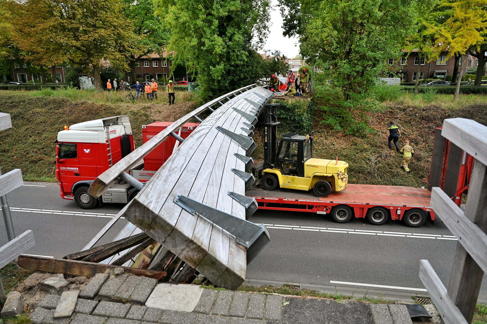 Vrachtwagen ramt loopbrug, voetganger zit bekneld - 112 Nederland