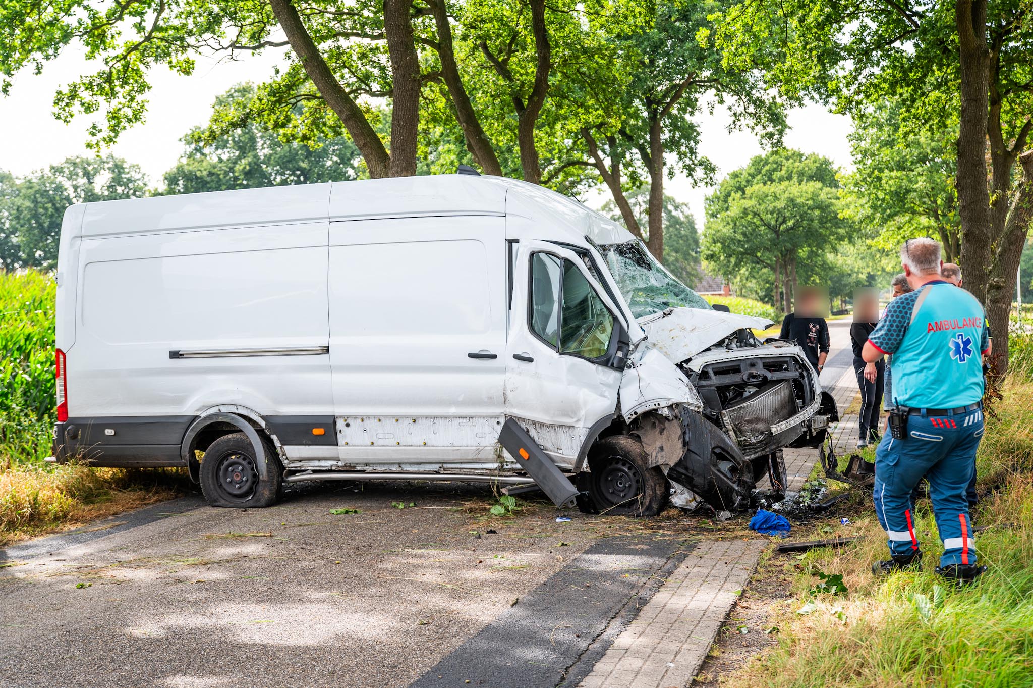 Bestelbus botst frontaal tegen boom - 112 Nederland