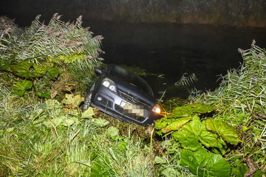 Vrouw rijdt met auto het water in tijdens keren - 112 Nederland