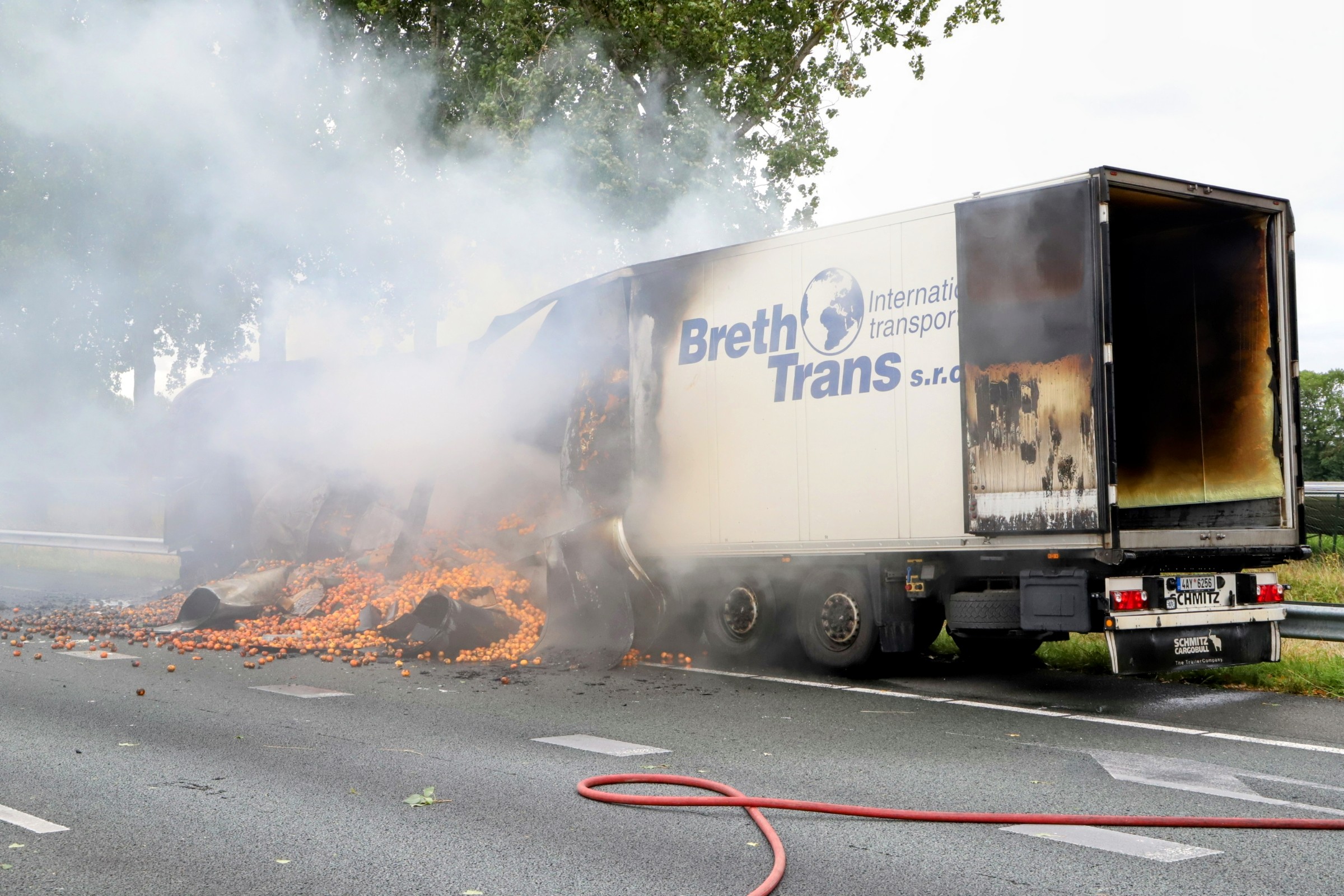 Vrachtwagen met mandarijnen vat vlam, snelweg in beide richtingen dicht - 112 Nederland