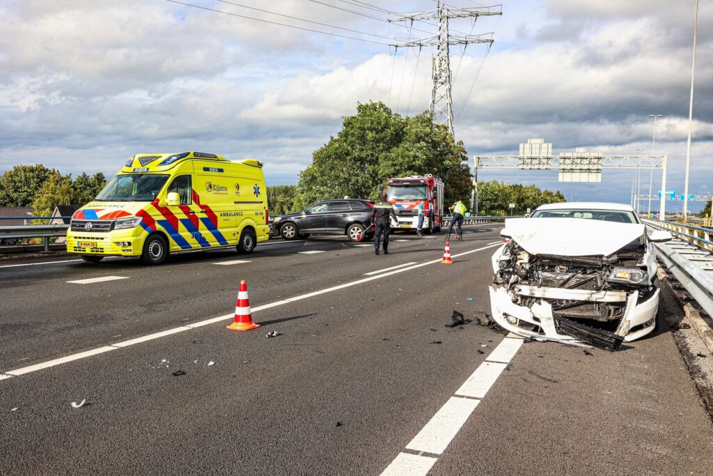 Snelweg dicht na ongeval tussen twee voertuigen - 112 Nederland