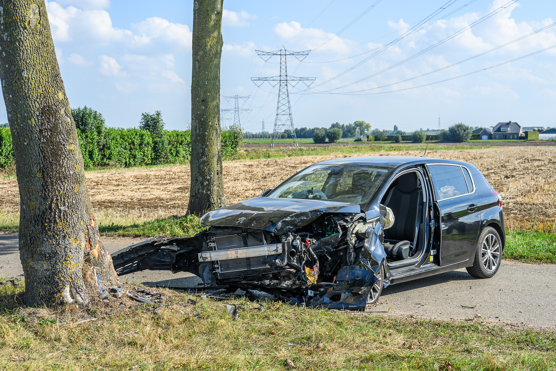 Automobilist zwaargewond na botsing tegen boom - 112 Nederland
