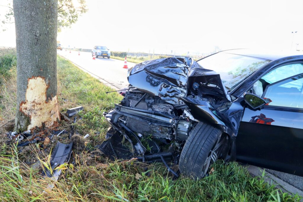 Auto zwaar beschadigd na botsing tegen boom, bestuurder gewond - 112 Nederland
