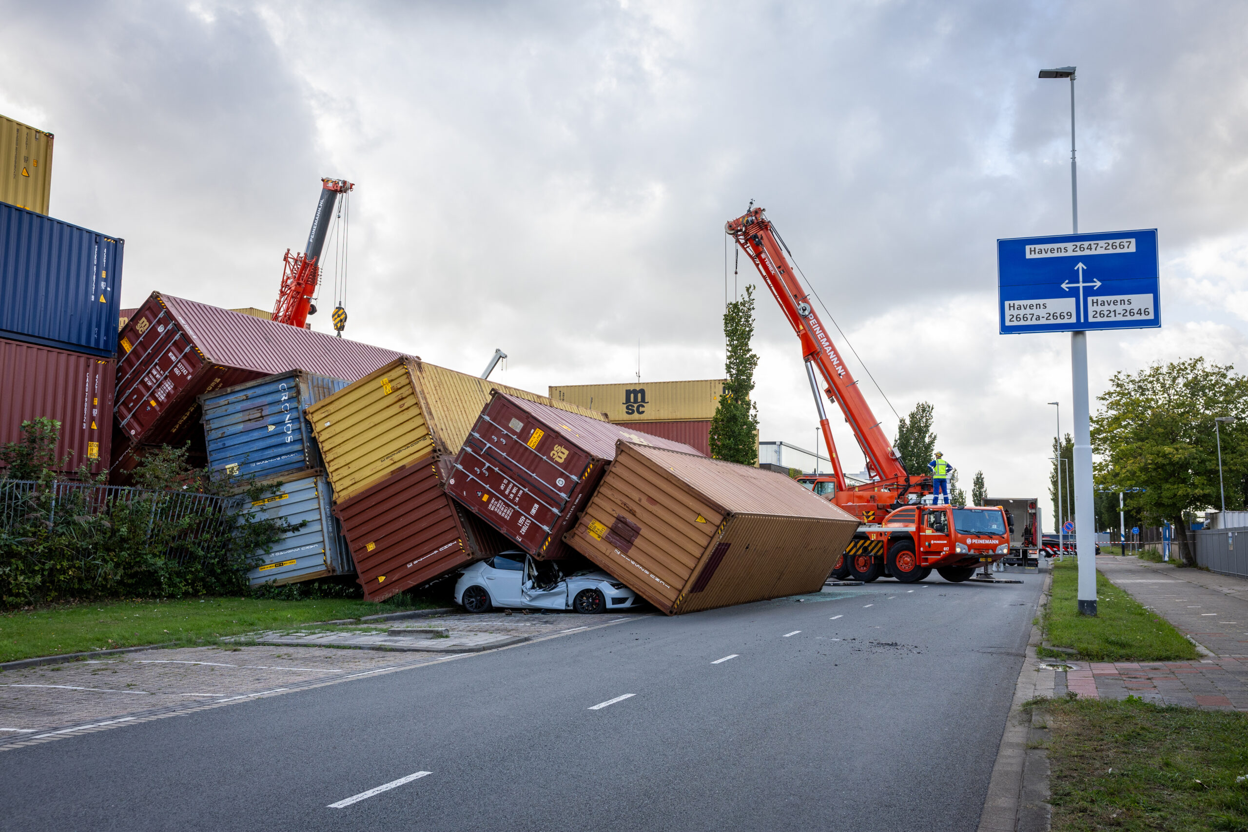 UPDATE: Harde wind bemoeilijkt hijswerkzaamheden na omgevallen ...
