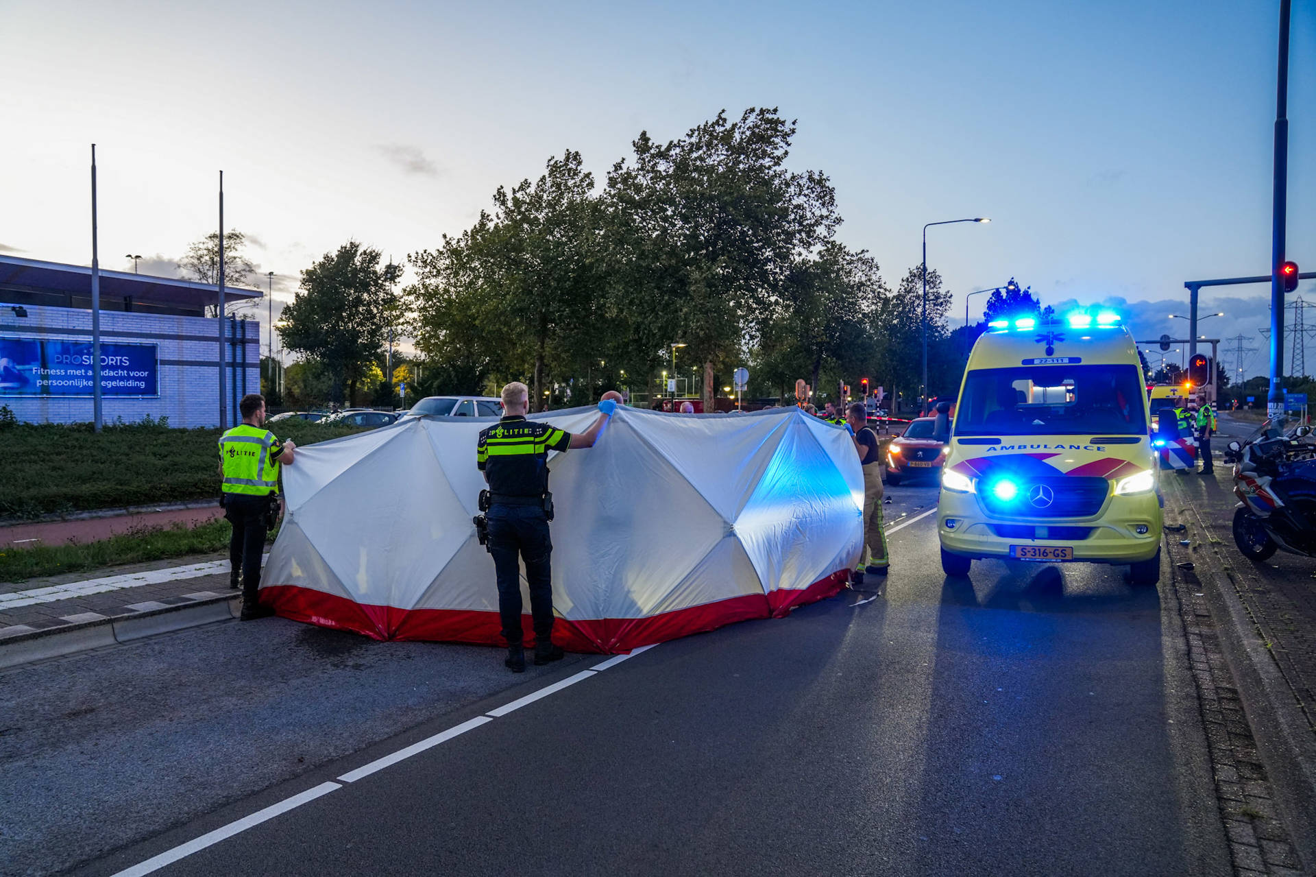UPDATE: Fietser (32) overleden bij aanrijding met auto - 112 Nederland