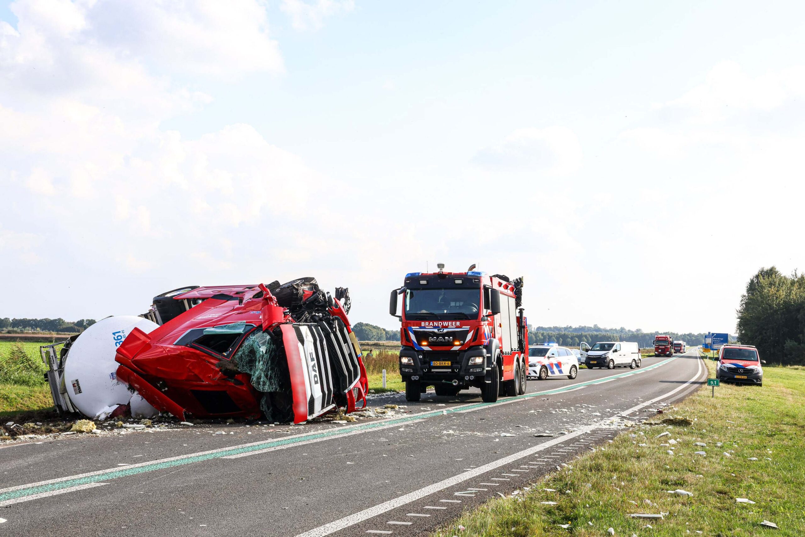 Motorrijder overleden en vrachtwagenchauffeur zwaargewond bij ongeval - 112 Nederland