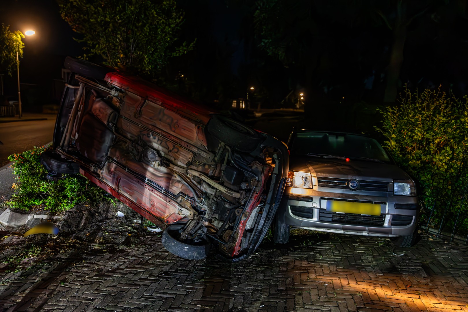 Auto op z’n kant aangetroffen, bestuurder spoorloos na ongeval - 112 Nederland