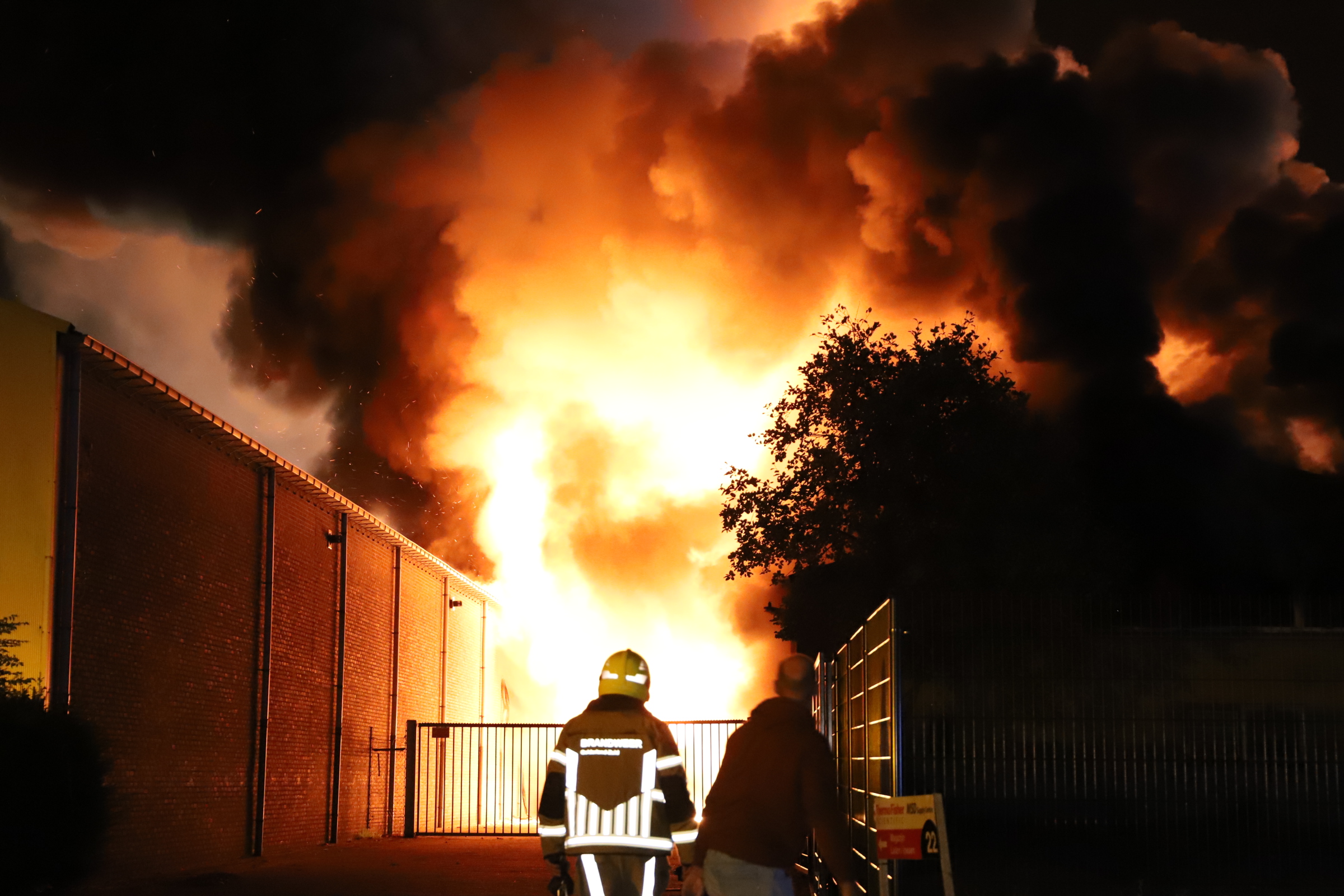 Grote brand uitgebroken in loods tussen woningen - 112 Nederland