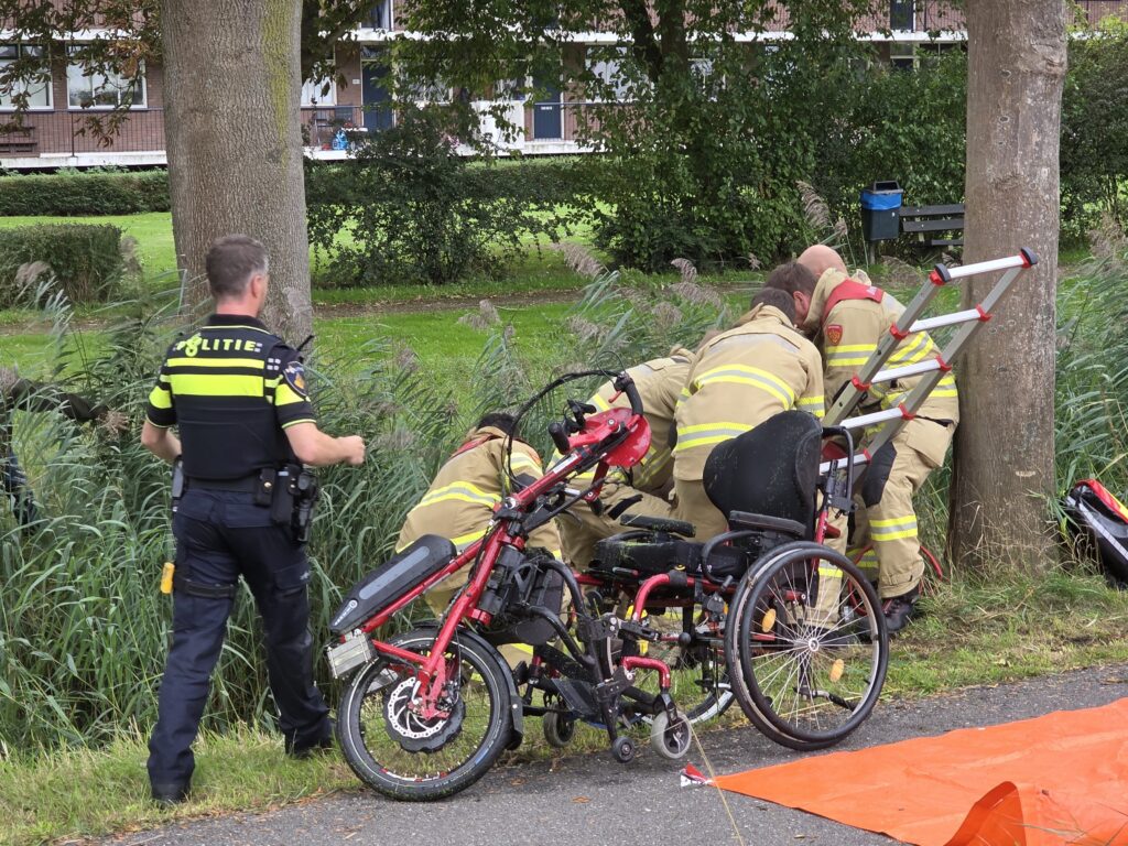 Tractorbestuurder springt sloot in om man met invalide fiets te redden ...