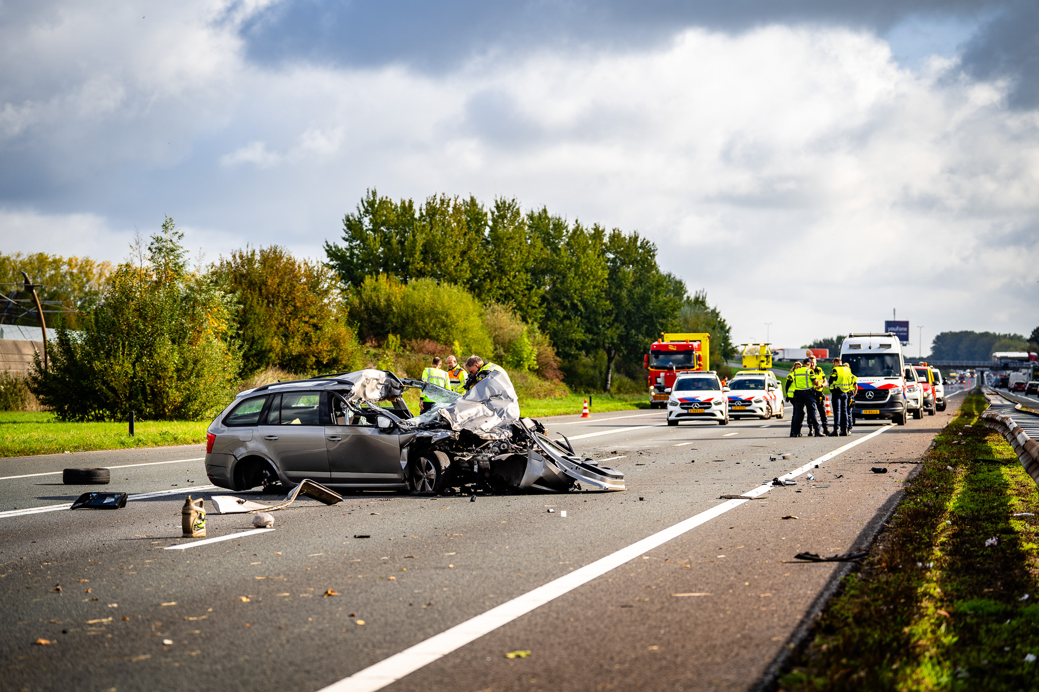 Dode bij ongeval op snelweg: automobilist botst achterop vrachtwagen - 112 Nederland