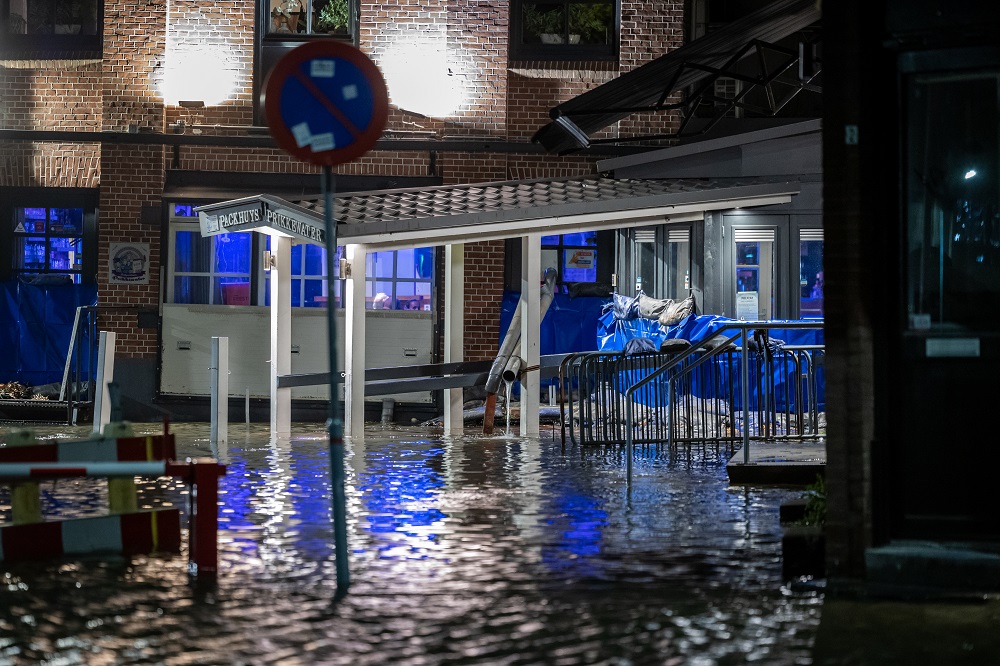 Zandzakken en schotten om te voorkomen dat panden vol water lopen - 112 ...