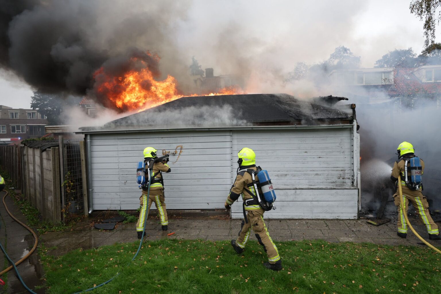 Meerdere schuren verwoest door brand, rook tot op snelwegen zichtbaar ...