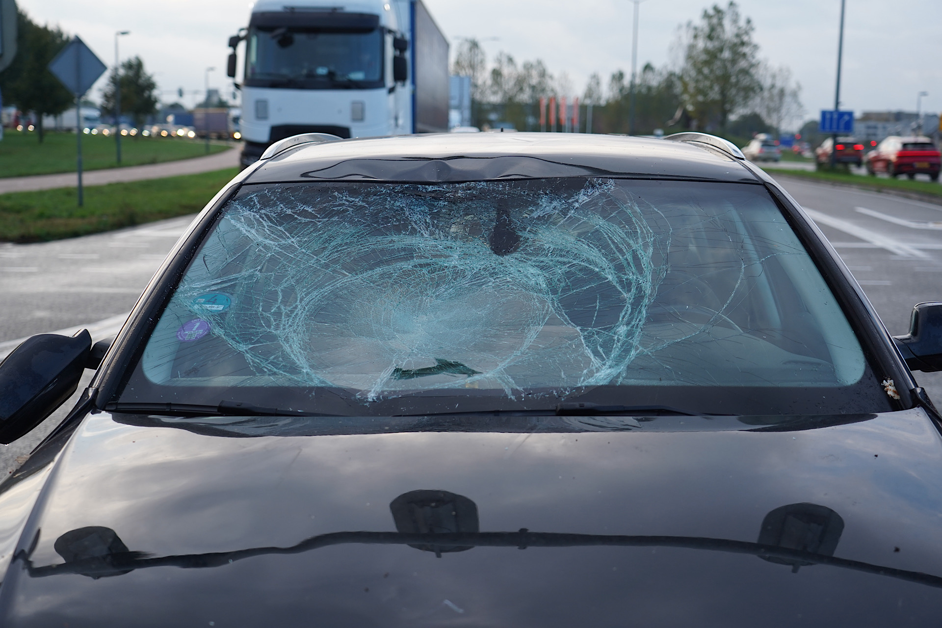 Fietser belandt op voorruit van auto bij aanrijding - 112 Nederland