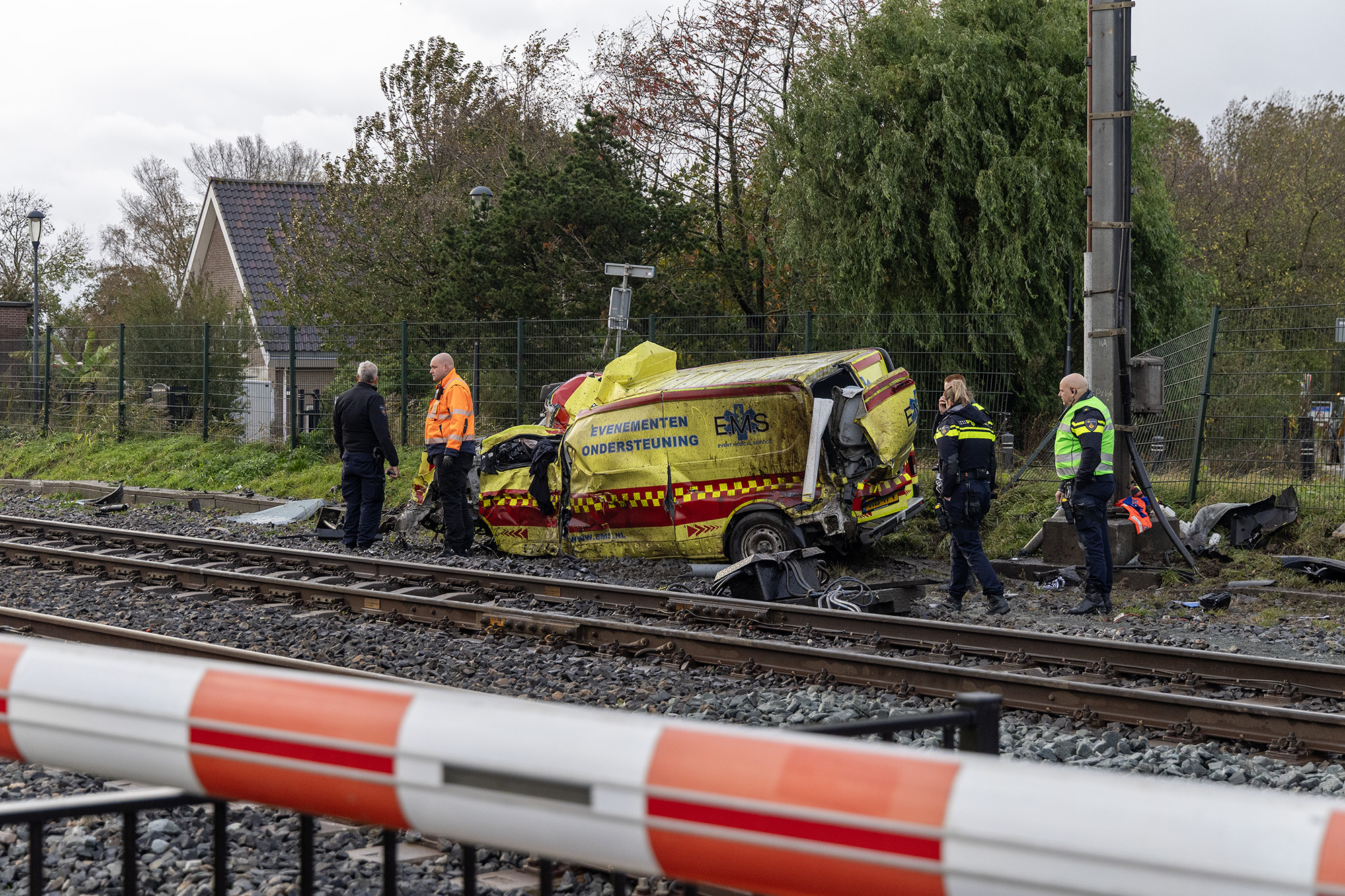 Trein schept ambulance op spoorwegovergang - 112 Nederland