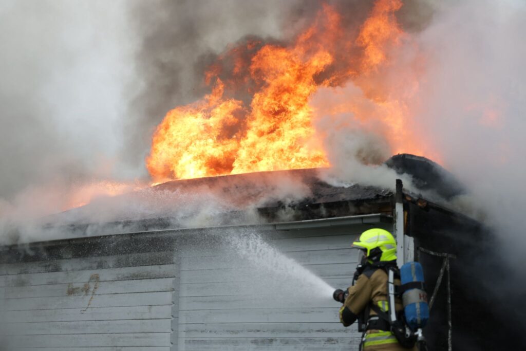 Meerdere schuren verwoest door brand, rook tot op snelwegen zichtbaar ...