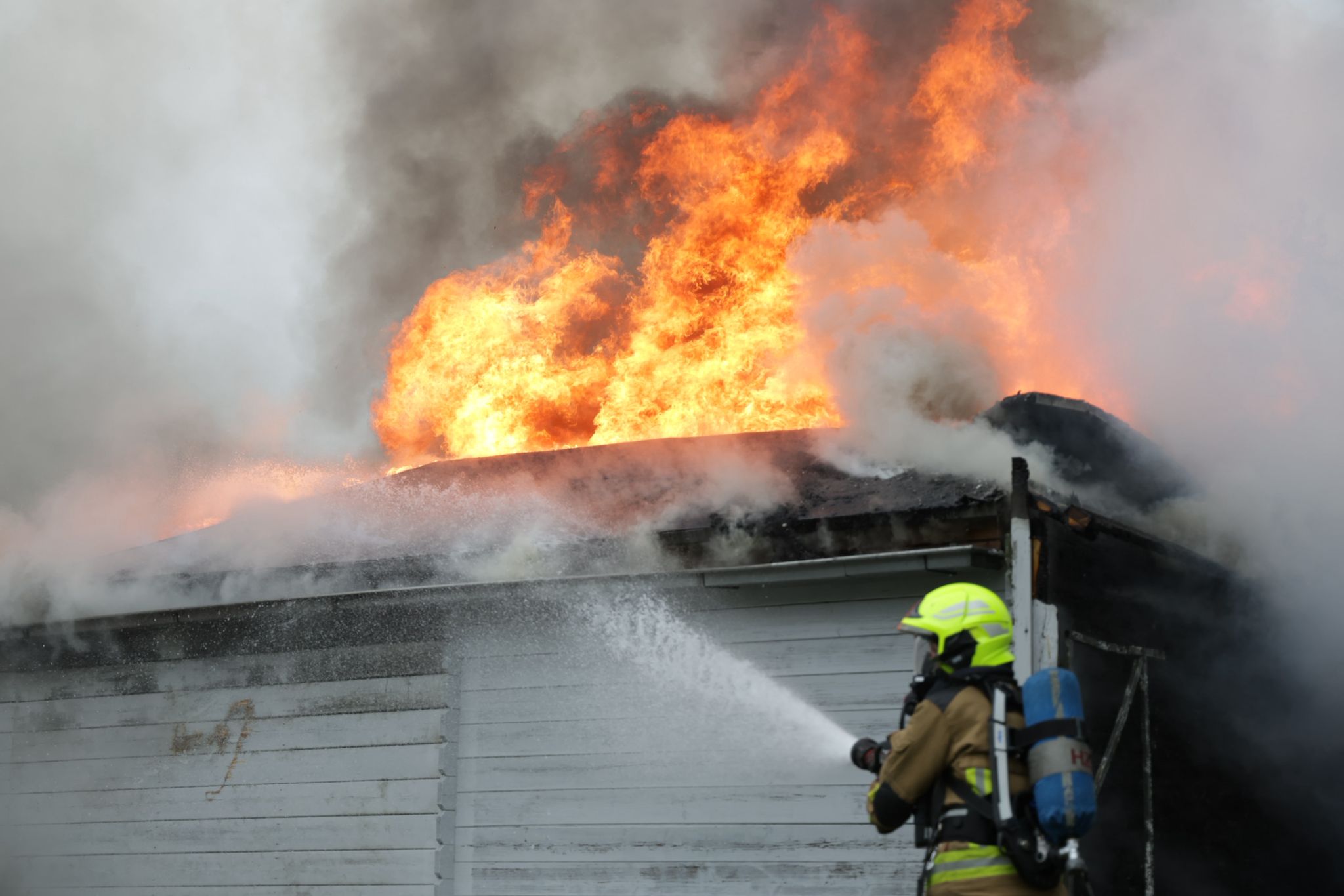 Meerdere schuren verwoest door brand, rook tot op snelwegen zichtbaar ...
