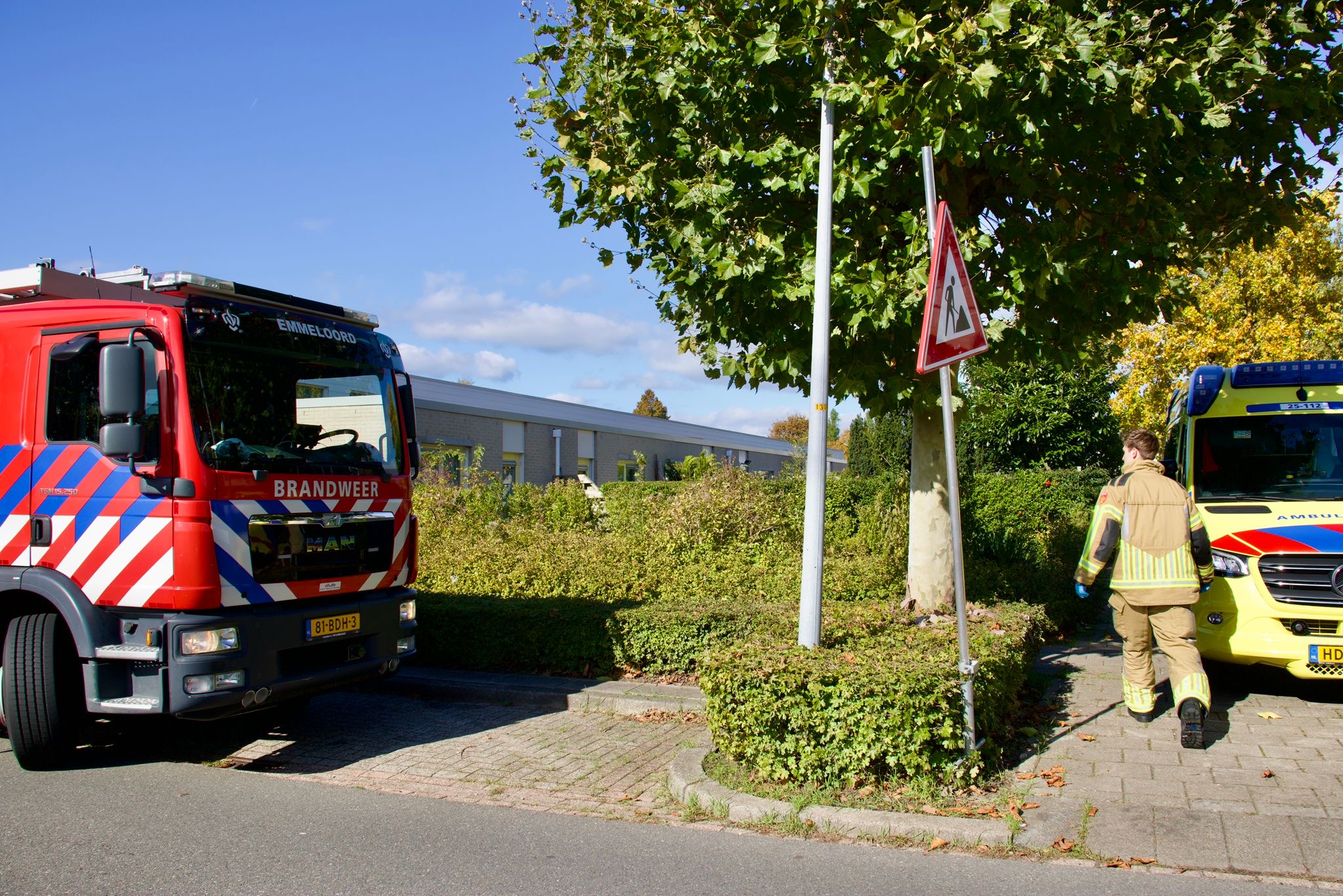 Man gewond na beknelling onder bouwplaten in achtertuin - 112 Nederland