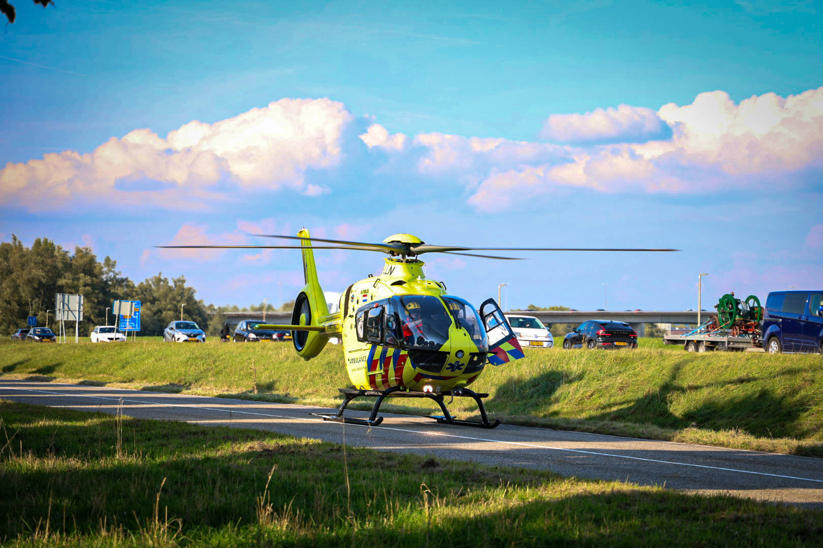 Fietser (28) dood gevonden bij grens, politie onderzoekt aanrijding ...