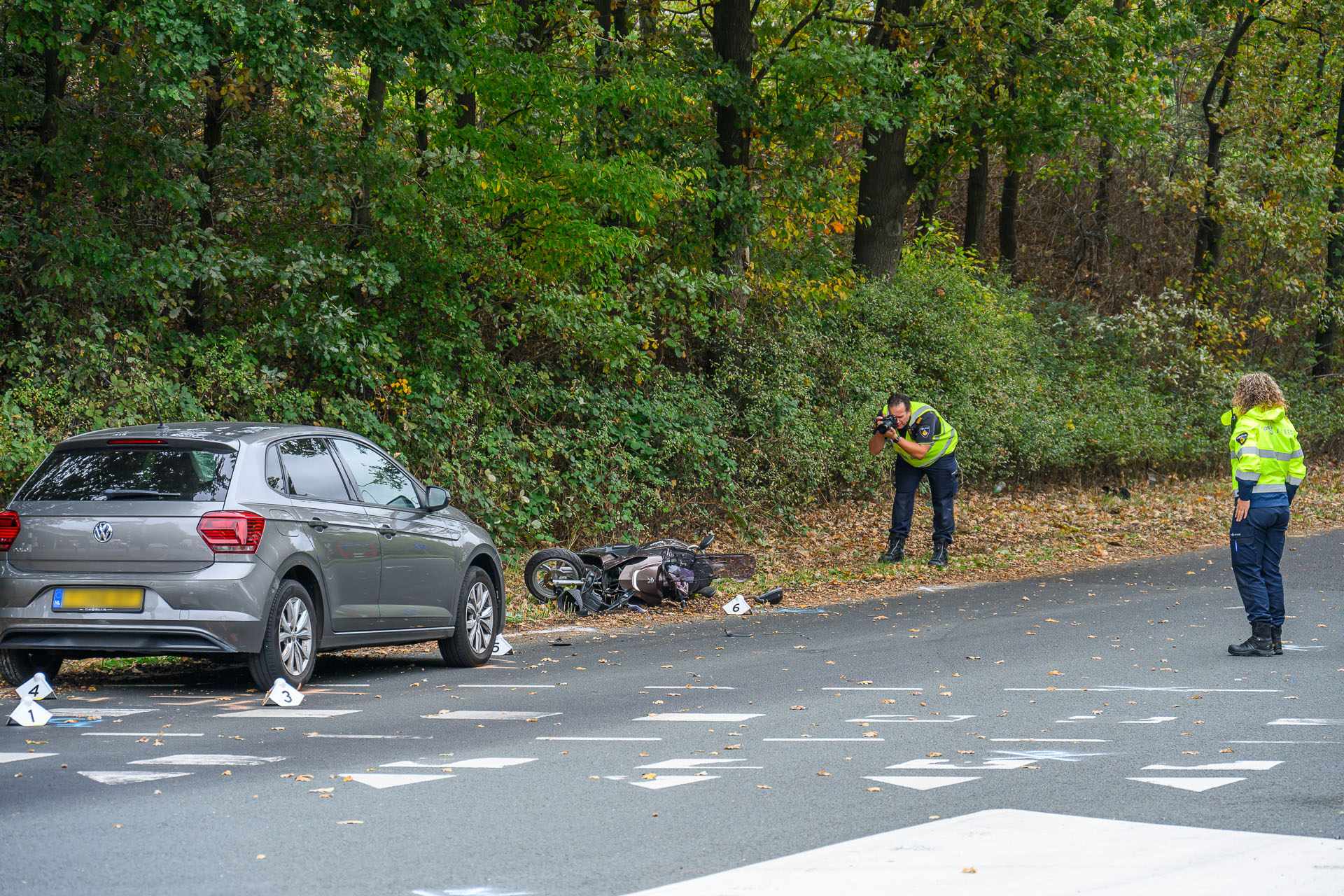 Scooterrijder zwaargewond na botsing met auto bij oprit snelweg - 112 Nederland
