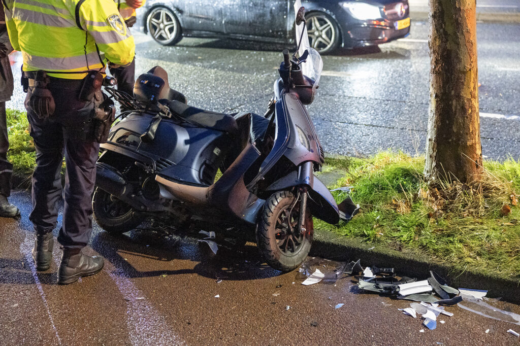 Scooterrijders gewond bij frontale botsing - 112 Nederland