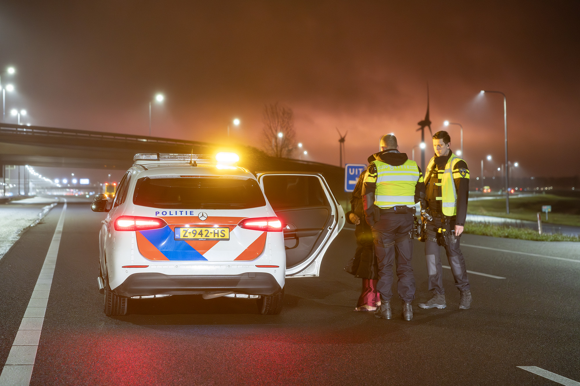 Auto botst achterop trailer op snelweg, meerdere gewonden - 112 Nederland