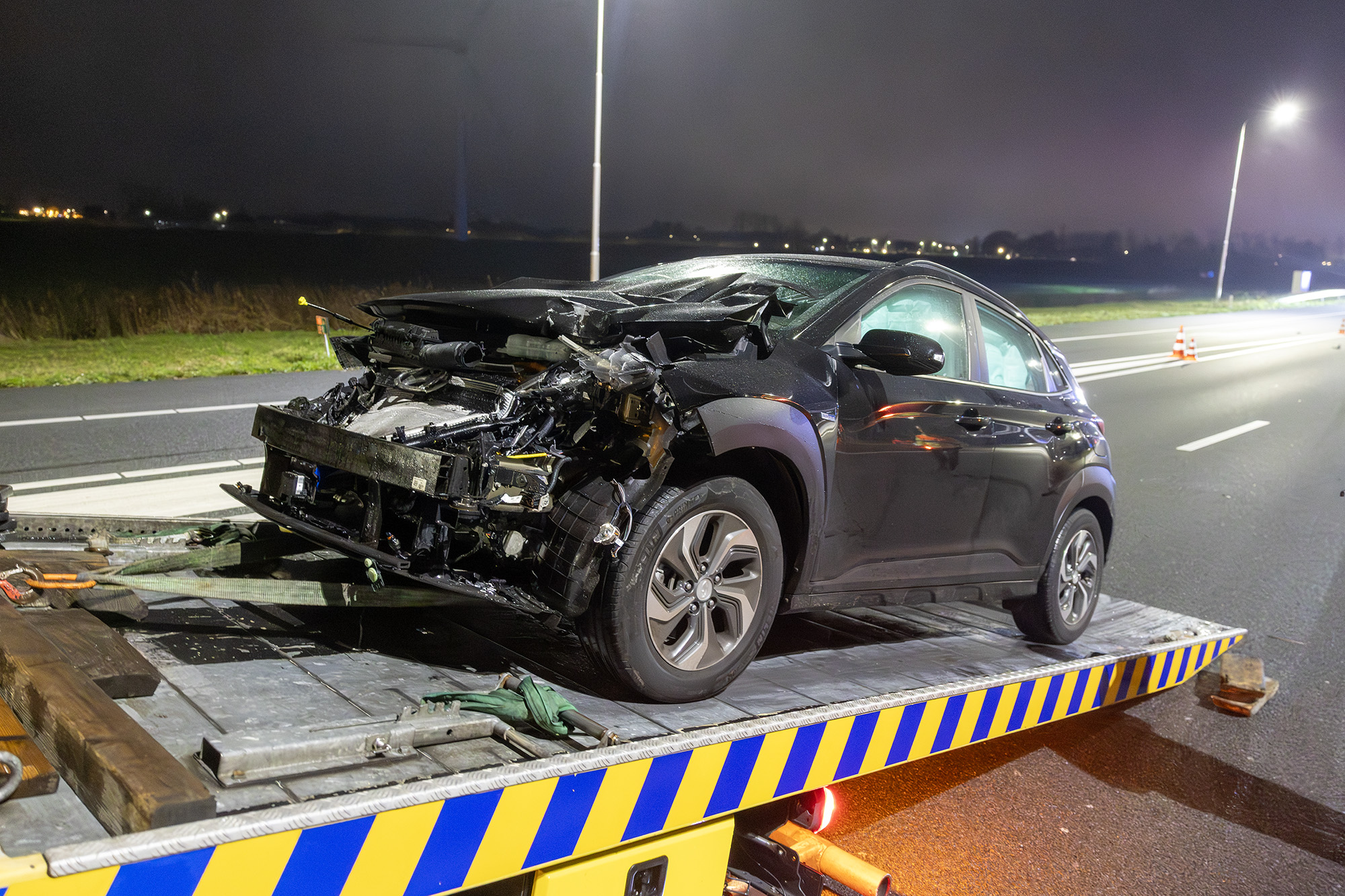 Auto botst achterop trailer op snelweg, meerdere gewonden - 112 Nederland