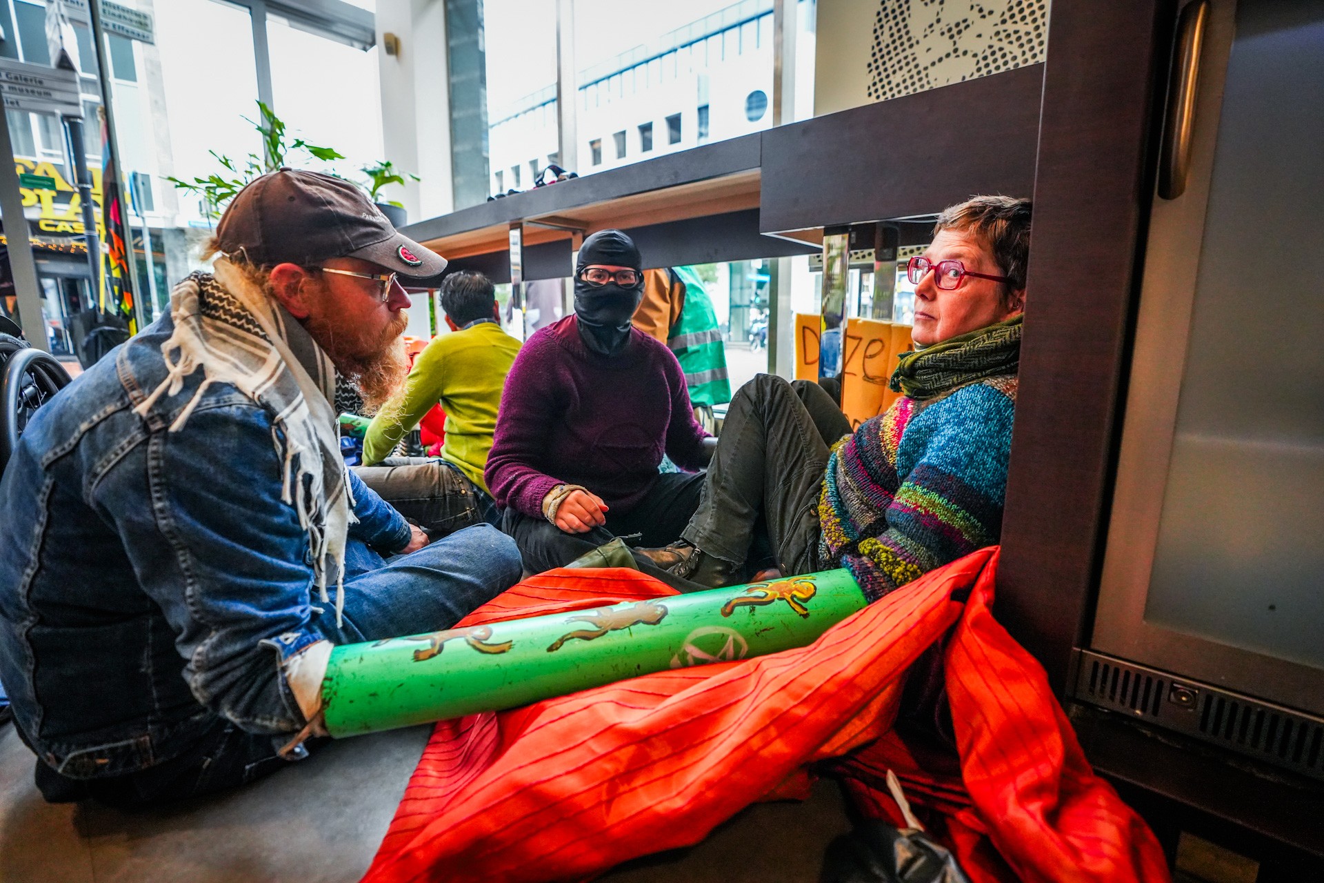 Extinction Rebellion ketent zich vast in ING-filiaal - 112 Nederland