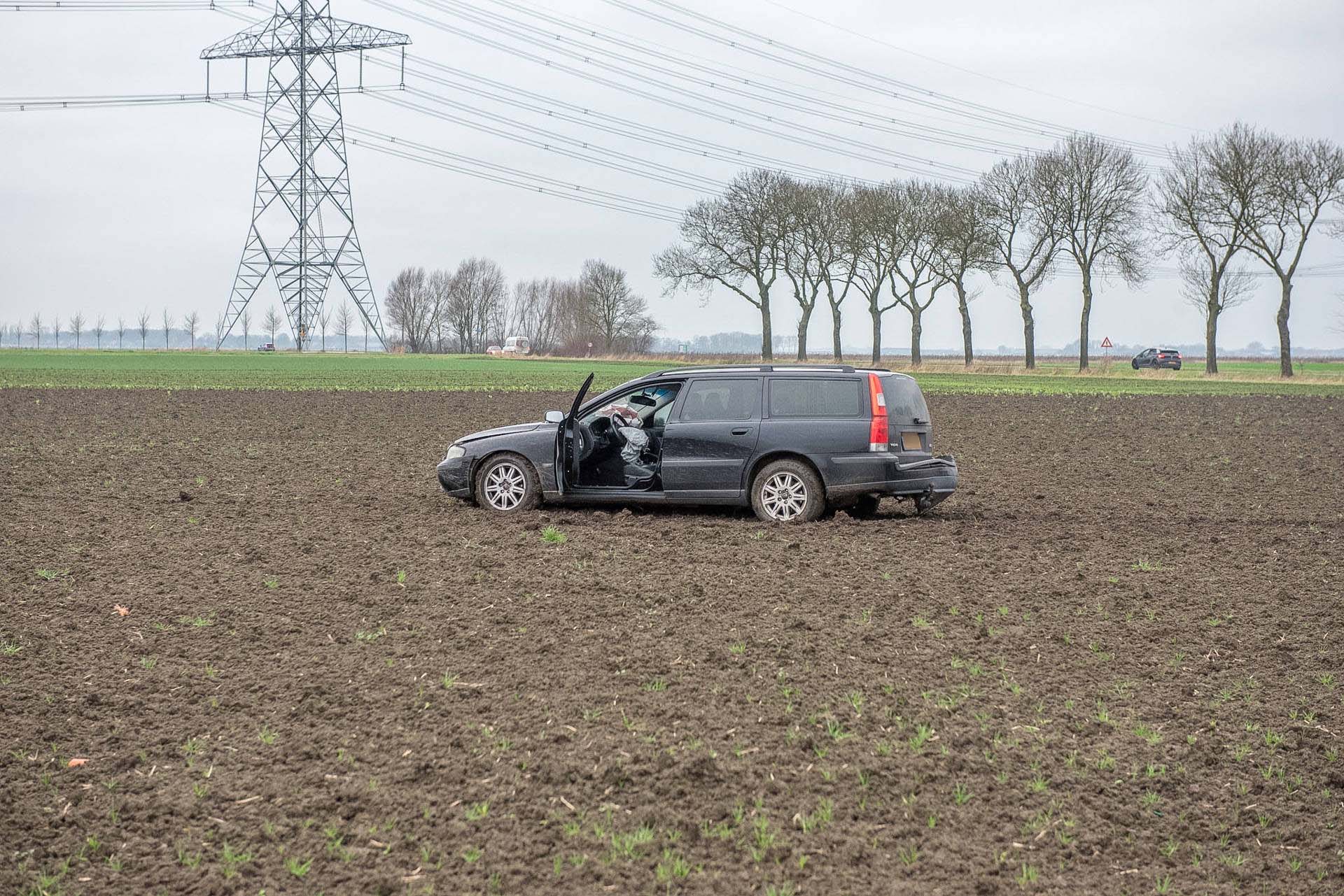 Auto vliegt van weg en belandt in weiland - 112 Nederland