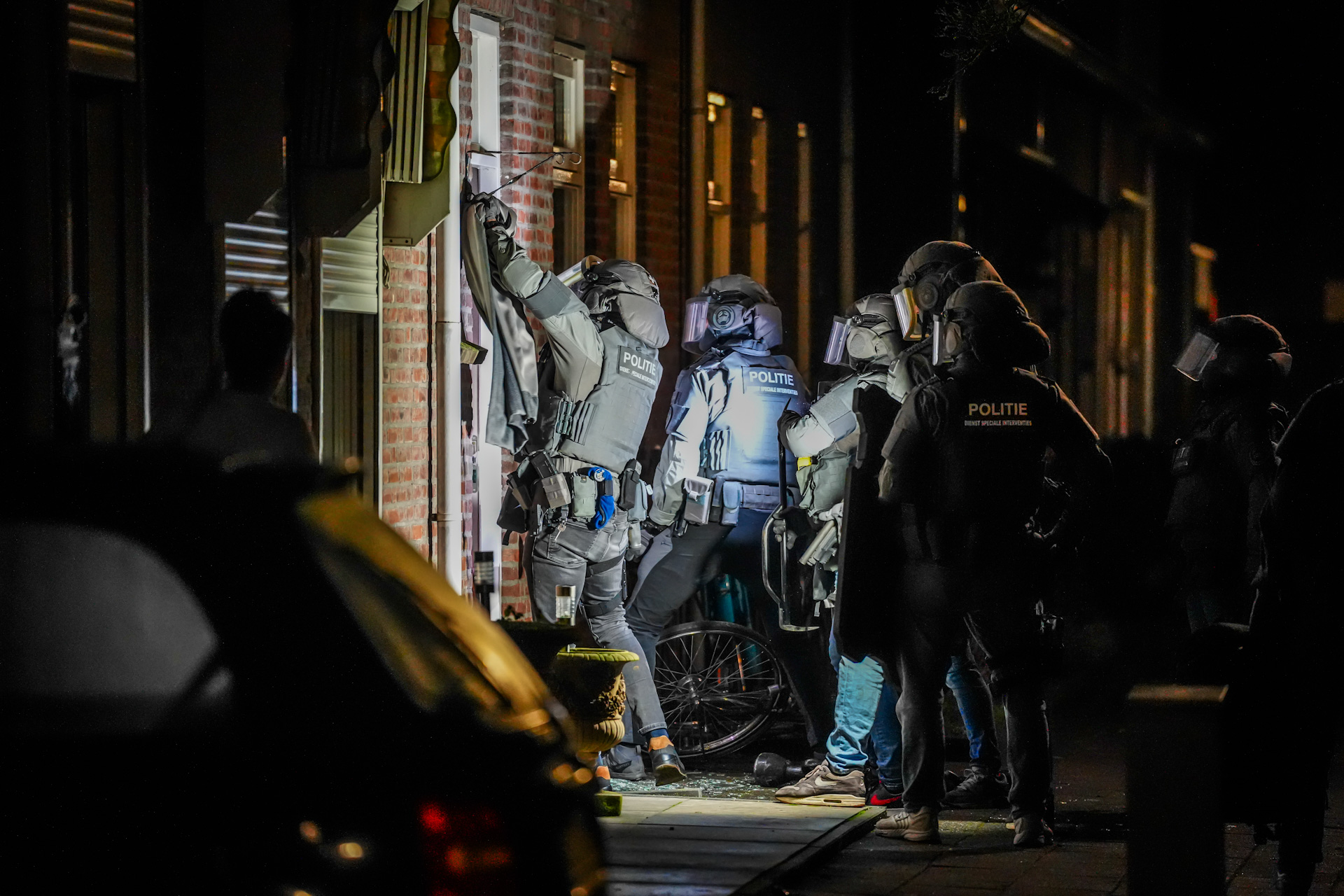 Arrestatieteam doet nachtelijke inval, één verdachte aangehouden - 112 ...