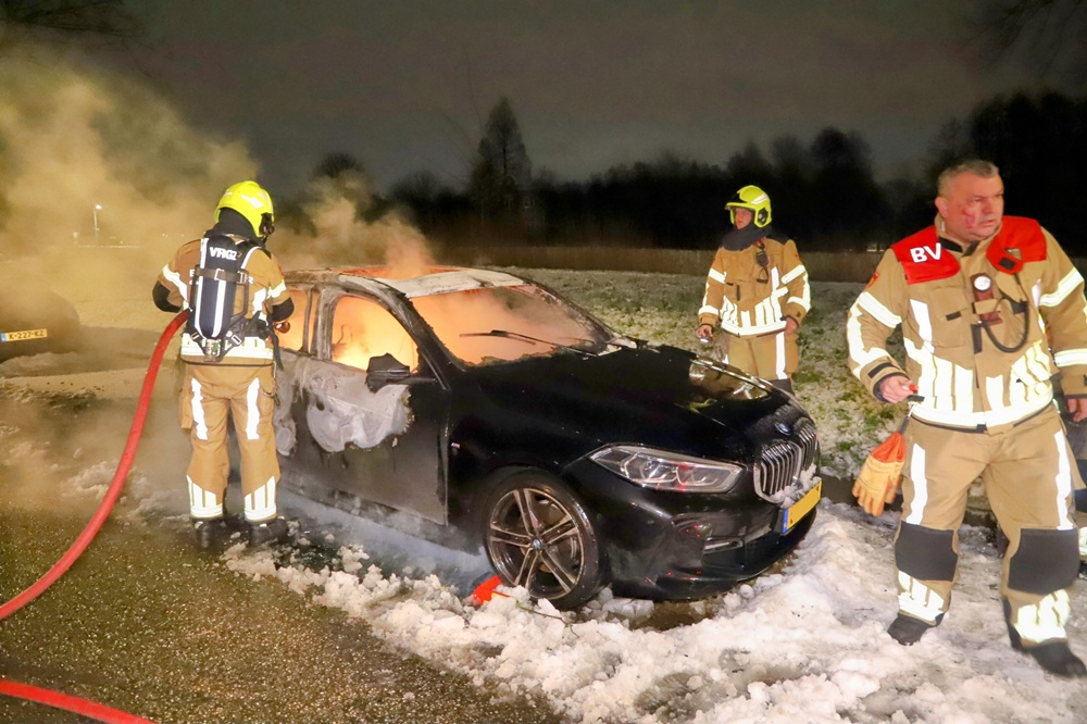 Explosief materiaal aangetroffen bij brandende auto - 112 Nederland