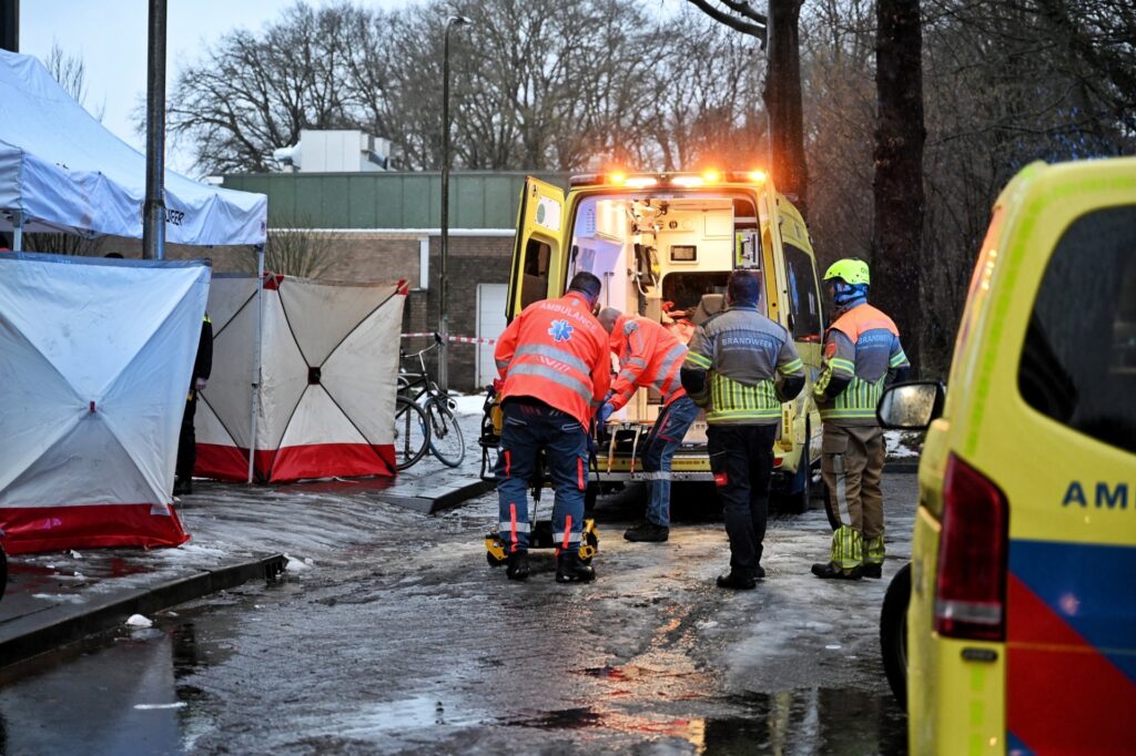 Overleden man op straat gevonden, politie doet onderzoek - 112 Nederland